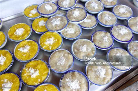 길거리 음식 시장에서 작은 도자기 컵에 코코넛 밀크 커스터드 의 태국 과자 태국 전통 디저트 태국 감미료의 집에서 만든 종류의 그룹입니다 평면도 0명에 대한 스톡 사진 및