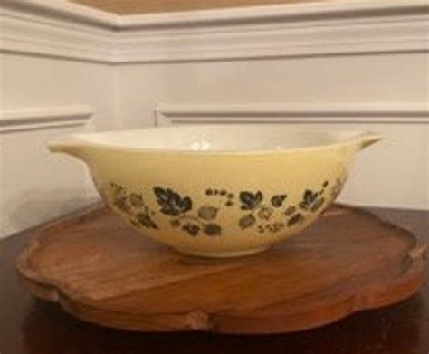 Vintage Pyrex Gooseberry Pattern Yellow And Black Large Cinderella Bowl