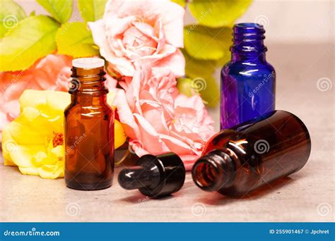 Flores De Rosa Y Botellas De Aceites Esenciales Para La Aromaterapia