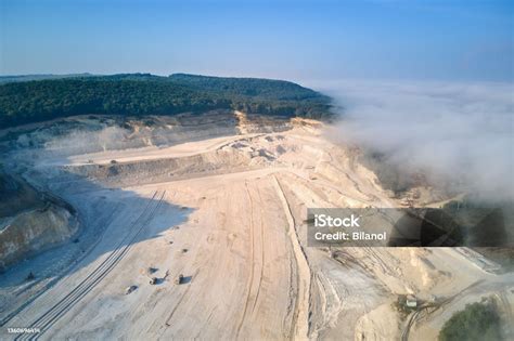 굴삭기와 덤프 트럭건설 산업을 위한 석회암 자재의 오픈 피트 채굴에 대한 공중 보기 채석장에 대한 스톡 사진 및 기타 이미지 채석장 건설 현장 공장 산업 건물