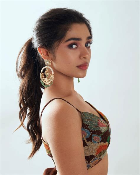 Krithi Shetty చూపులతో గుచ్చేస్తున్న కృతి శెట్టి Namasthe Telangana