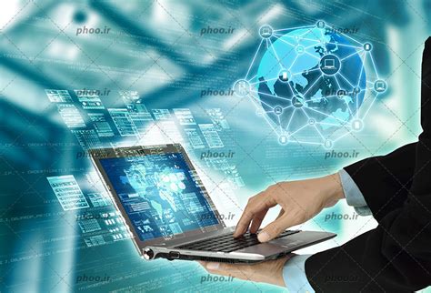 عکس با کیفیت مرد در حال کار کردن با لپ تاپ و کره زمین با کابل های نوری