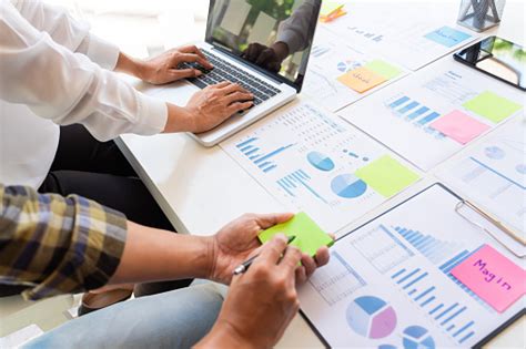 비즈니스 맨 금융 검사관 및 비서가 보고서를 만들고 현대 공동 작업 공간에서 동료와 브레인 스토밍합니다 기업 비즈니스에 대한 스톡 사진 및 기타 이미지 Istock