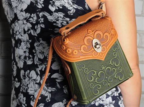 Шкіряний оливково рудий рюкзак ручної роботи сумка рюкзак з авторським тисненням купити ціна