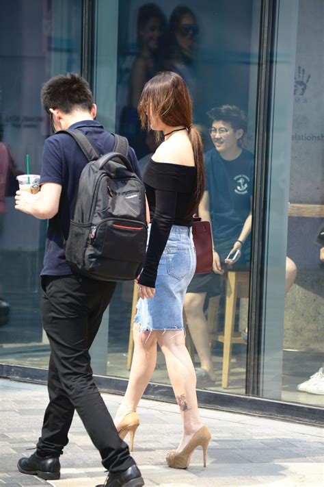 这位穿着牛仔包臀裙的小姐姐，她的一字肩和鱼嘴高跟也功不可没
