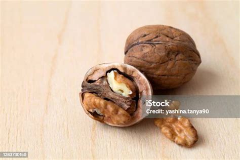 나무 테이블과 유리 항아리에 껍질을 벗기지 않은 호두를 클로즈업합니다 밝은 배경에 갈색 너트 복사 공간을 복사합니다 0명에 대한 스톡 사진 및 기타 이미지 Istock