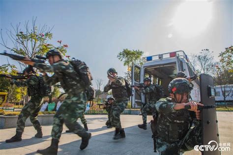 决胜分秒间直击现场武警官兵火车反劫持演练