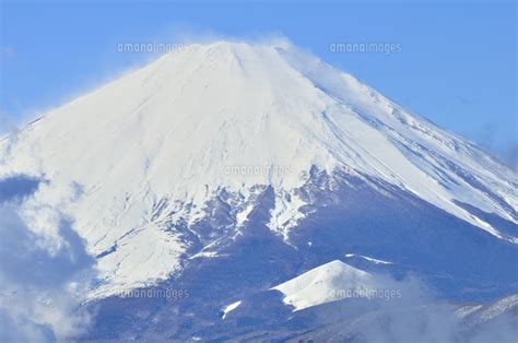 丹沢の大野山より 雪煙舞う富士山の写真素材 FYI07688935 ストックフォトの Qlean Market