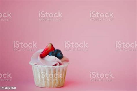 분홍색 배경에 달콤한 디저트 복사 공간 크림컵케이크 아름답고 맛있는 0명에 대한 스톡 사진 및 기타 이미지 0명 가까운 귀여운 Istock