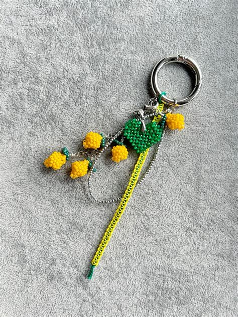 Брелок обвес на сумку с лимонами Украшения из проволоки ручной работы Украшения из бисера