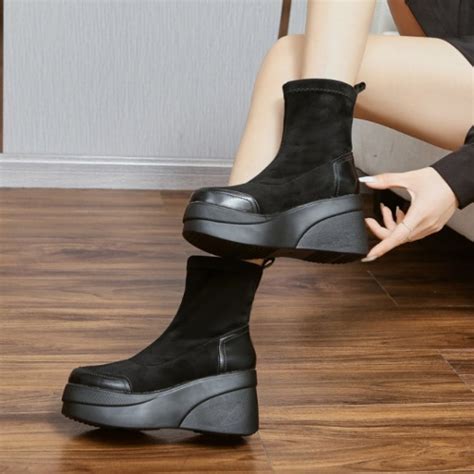 여성 통굽 하이굽 키높이 8cm 블랙 패션 숏 부츠