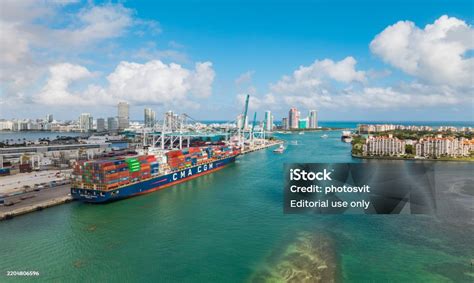 화물 컨테이너가 있는 공중 마이애미 항구 내보내기 및 가져오기 마이애미 항구 마이애미에서 컨테이너를 적재 한 화물선 공중 화물 컨테이너 화물 터미널 0명에 대한 스톡 사진