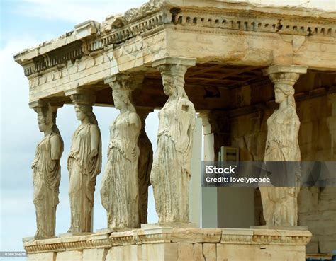 아크로 폴리스 아테네 그리스에 Erechtheum 고 대 그리스 사원의 인상적인 Caryatid 현관 0명에 대한 스톡 사진 및 기타 이미지 Istock
