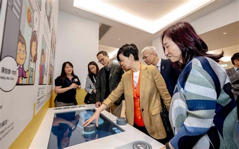 房屋局局長與房委會委員參觀全新探知館「家點」（附圖）