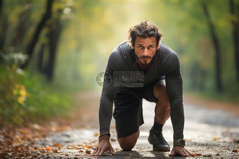 男人在森林中跑步高清图片下载 正版图片600518517 摄图网