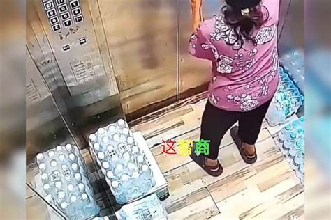 大妈第一次坐电梯不知道该咋办了，谢谢网友的关心