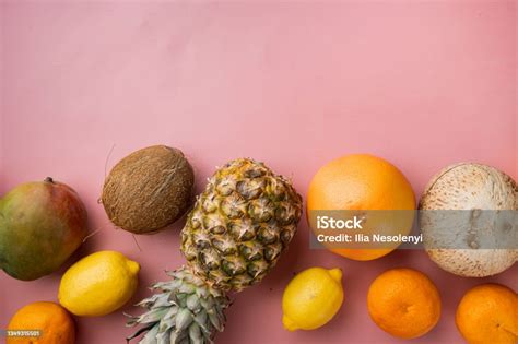 잘 익은 육즙 신선한 열대 과일 핑크 질감 여름 배경에 상단 보기 플랫 레이 텍스트복사 공간 0명에 대한 스톡 사진 및 기타