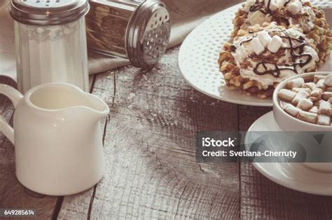 우유 마 시 멜로 그리고 상단에 장식이 있는 휘 핑 크림과 홈메이드 와플이 있는 커피 화이트 컵 맛 있는 아침 식사 빈티지 톤입니다 0명에 대한 스톡 사진 및 기타 이미지