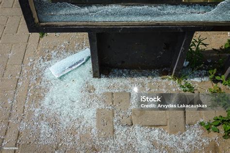 파손 된 도시의 깨진 버스 정류장 유리 이것은 야생 기물 파손의 징후입니다 위험하고 부서진 강화 유리 조각이 땅에 떨어졌습니다 강화 유리에 대한 스톡 사진 및 기타 이미지