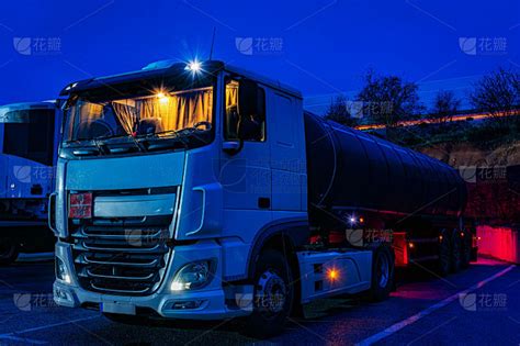 夜间油罐车
