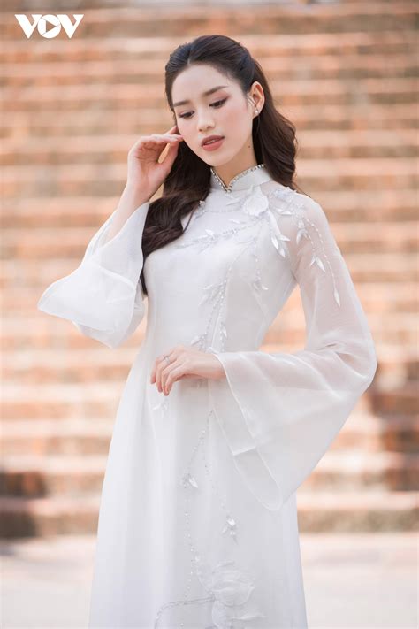 Hoa Hậu Đỗ Thị Hà Khoe Sắc Với áo Dài Trắng Nền Nã Tinh Khôi