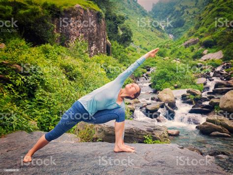 여자 실천사항이요 요가 아사 나 Utthita Parsvakonasana 야외 건강한 생활방식에 대한 스톡 사진 및 기타 이미지
