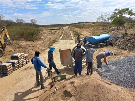Prefeitura De Catingueira Recupera Mais Uma Passagem Molhada No Zona