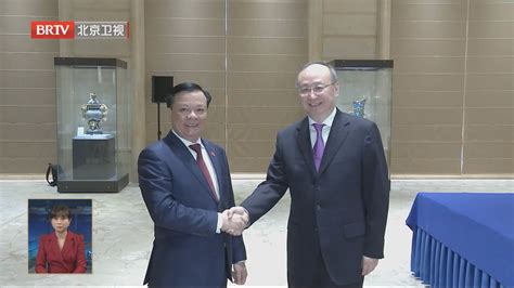 尹力同越共中央政治局委员、河内市委书记丁进勇举行会谈北京时间