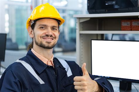 남자 엔지니어링 웃는 엄지 손가락 컴퓨터 흰색 화면 작업장에서 Cnc 기계 남성 통제는 기업 제조에 Cnc 기계를 프로그램하는 자동화된 기계 과정 컴퓨터 모형 35 39세에