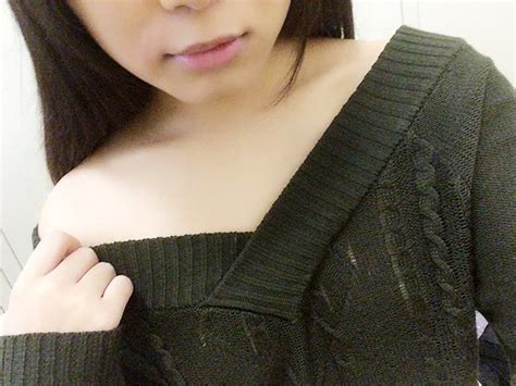 Twitterエロ垢で19歳学生が学校で裸になっておっぱい丸出し自撮り みんくちゃんねる
