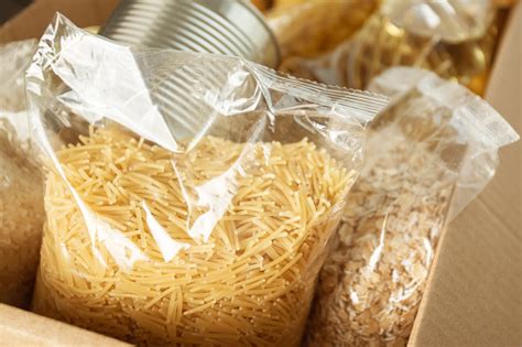 파스타 버터 오트밀 시리얼 통조림 식품 국수 쌀 등 상자에 넣은 제품 세트 코로나바이러스 전염병 중 가난한 사람들에게 기부