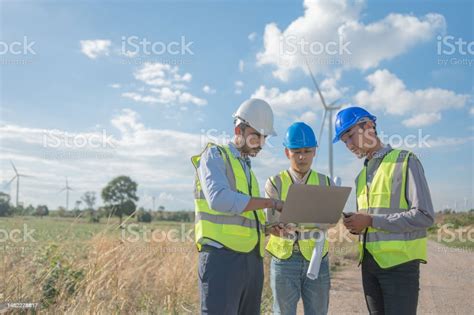 야외에서 현장 작업을 하는 아시아 엔지니어 작업자들이 프로젝트 현장 주변을 걷고 건설 및 기계를 검사합니다 청정 자원 에너지와 지속 가능한 환경의 풍력 터빈 전기 3 명에