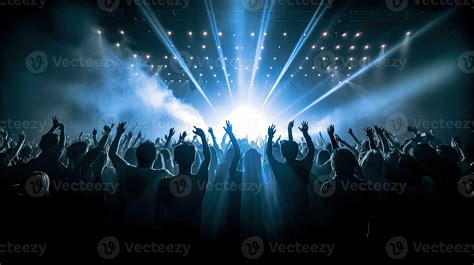 Silueta De Concierto Multitud En Frente De Brillante Etapa Luces