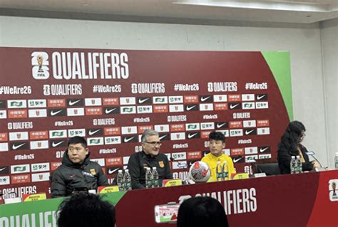 国足明晚再战新加坡，伊万科维奇：全力以赴拿下比赛客场戴伟浚问题
