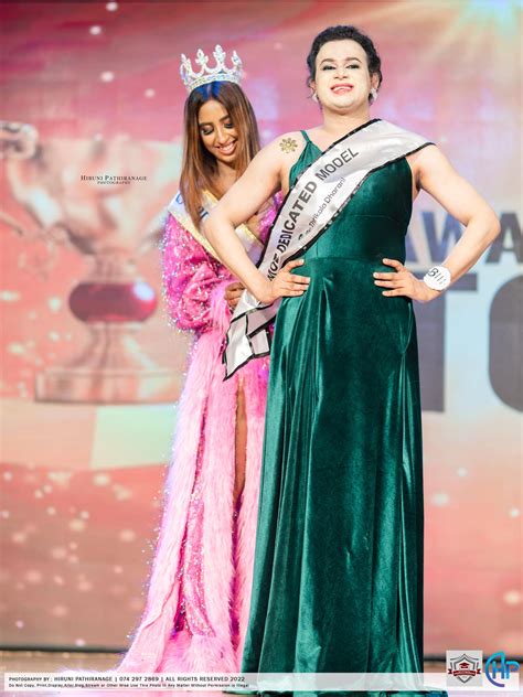 සපත්තු දෙකක් දාගෙන ඩෙනිමක් ඇඳගෙන ආපි රිස්වාන් අද අඟල් ගානක හීල් එකක් ඇඳගෙන වේදිකාවේ ඇවිද්දා