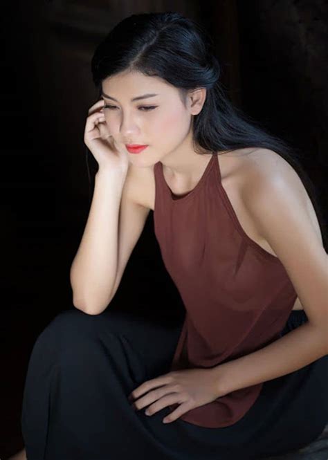 Gái xinh mặc áo yếm mỏng khiêu gợi hở hang sexy nóng bỏng