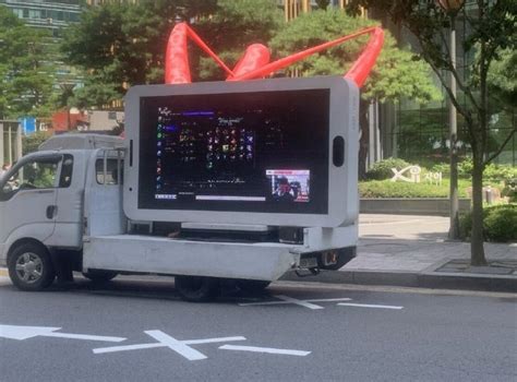 T1卡车又又来了，粉丝标语示威：五个亚军合成一个冠军？ 哔哩哔哩