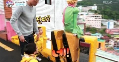 슈퍼맨이 돌아왔다 쌍둥이 어린왕자 동상을 엄마로 착각계속 엄마다