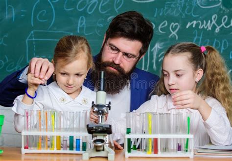 Trabalho Farpado Do Professor Do Homem Microsc Pio E Tubos De