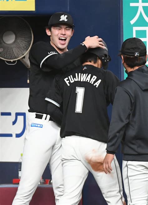 🍡 On Twitter Rt Sanspomarines 山口選手の犠飛で生還した藤原選手を笑顔で迎える佐々木朗希投手。（撮影