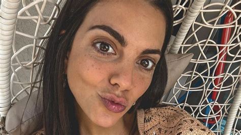 Belu Lucius Posó Acostada Al Borde De La Pileta Con Una Microbikini Y