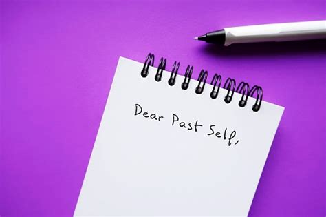 紫の背景にノートとペンと手書きのテキスト 親愛なる過去の自己内省のコンセプト あなたがいた人に手紙を書くあなたの過去の自分にその時と今何が
