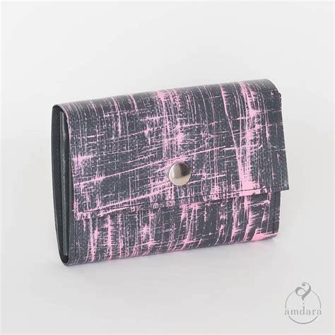 Portmonee Amira Stripes Print Rosa Auf Dunkelgrau Amdara