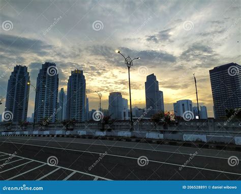 2021年1月2日，雅加达下午阳光灿烂 编辑类照片 图片 包括有 摩天大楼 晒裂 街市 夜间 设置 206528891