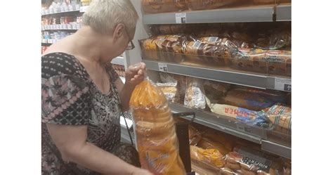 Икономисти Цената на хляба пада не е нужно да има таван на надценката му
