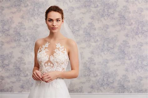 Brautkleid in Creme im Prinzessstil mit voluminösem Tüllrock und