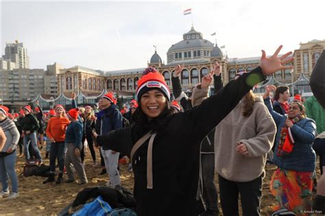 Fotoserie Dit Was De Nieuwjaarsduik 2023 Op Scheveningen Indebuurt