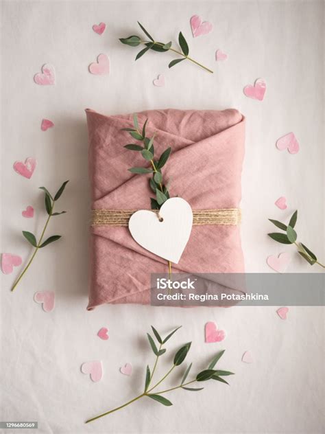 종이 분홍색 하트의 배경에 유칼립투스로 장식 된 핑크 린넨으로 감싸여 있는 선물 0명에 대한 스톡 사진 및 기타 이미지 0명 귀여운 녹색 Istock
