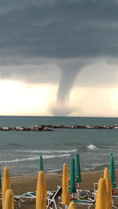 Tromba D Aria In Mare Al Largo Della Costa Verde