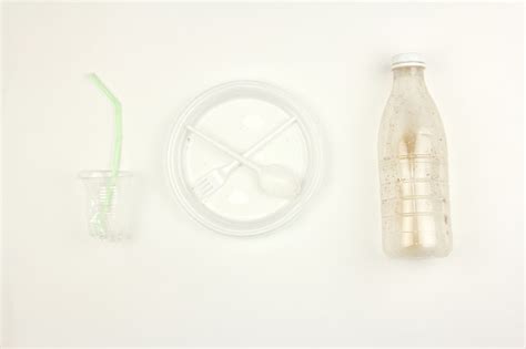 더러운 플라스틱 일회용 식기 접시 포크 숟가락 병 컵과 빨대 흰색 배경 쓰레기 또는 오염 환경 문제의 개념을 사용 0명에 대한